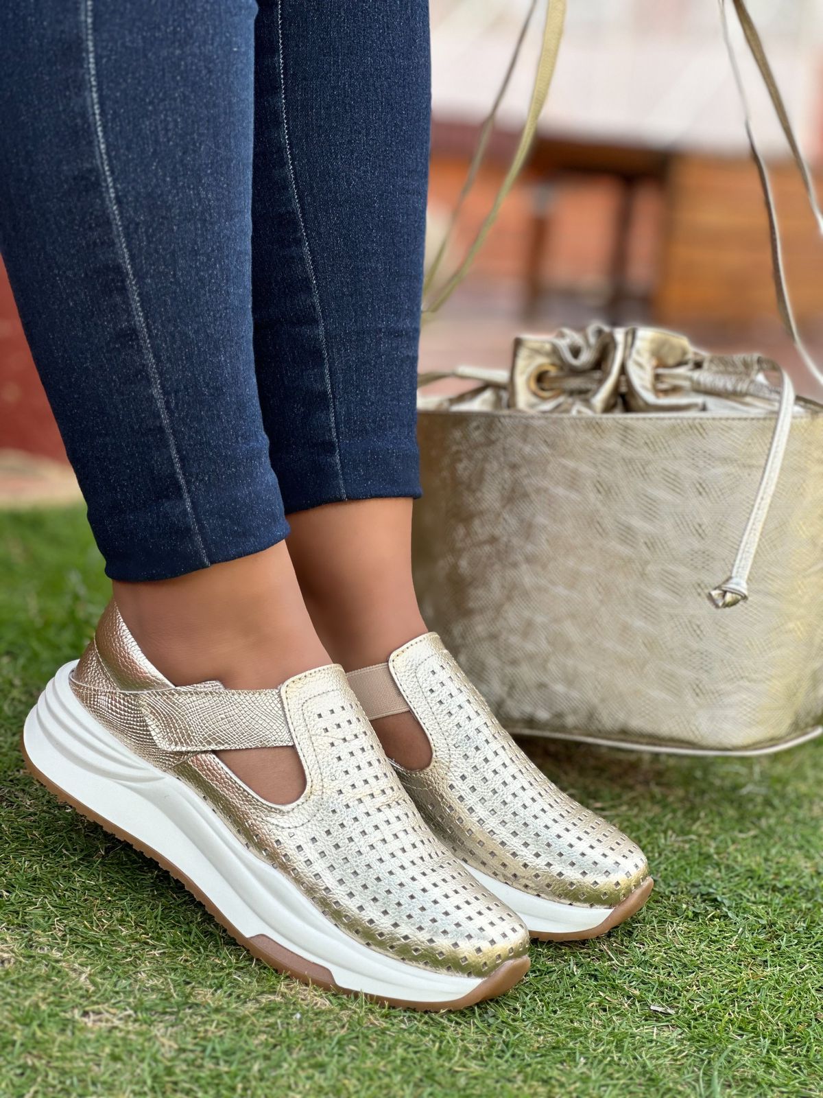 Tenis Velcro Dorado Elegancia y Confort para tu Estilo