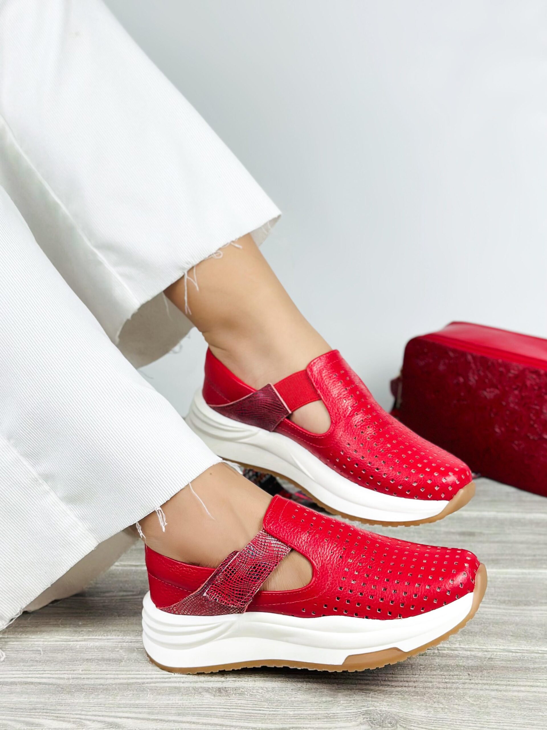 Tenis Velcro Rojo Elegancia y Confort para tu Estilo