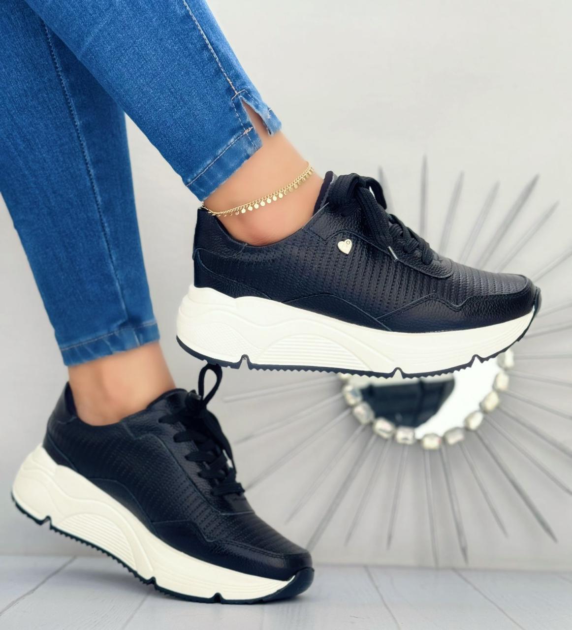 Tenis Marathon Negro y Comodidad en Cada Paso