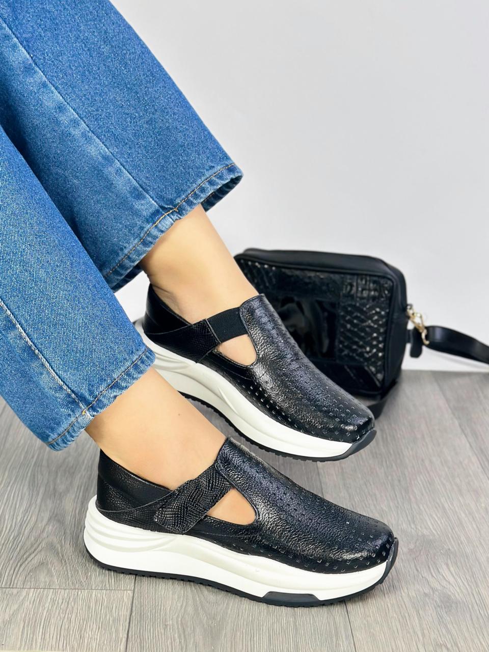Tenis Velcro Negro Elegancia y Confort para tu Estilo