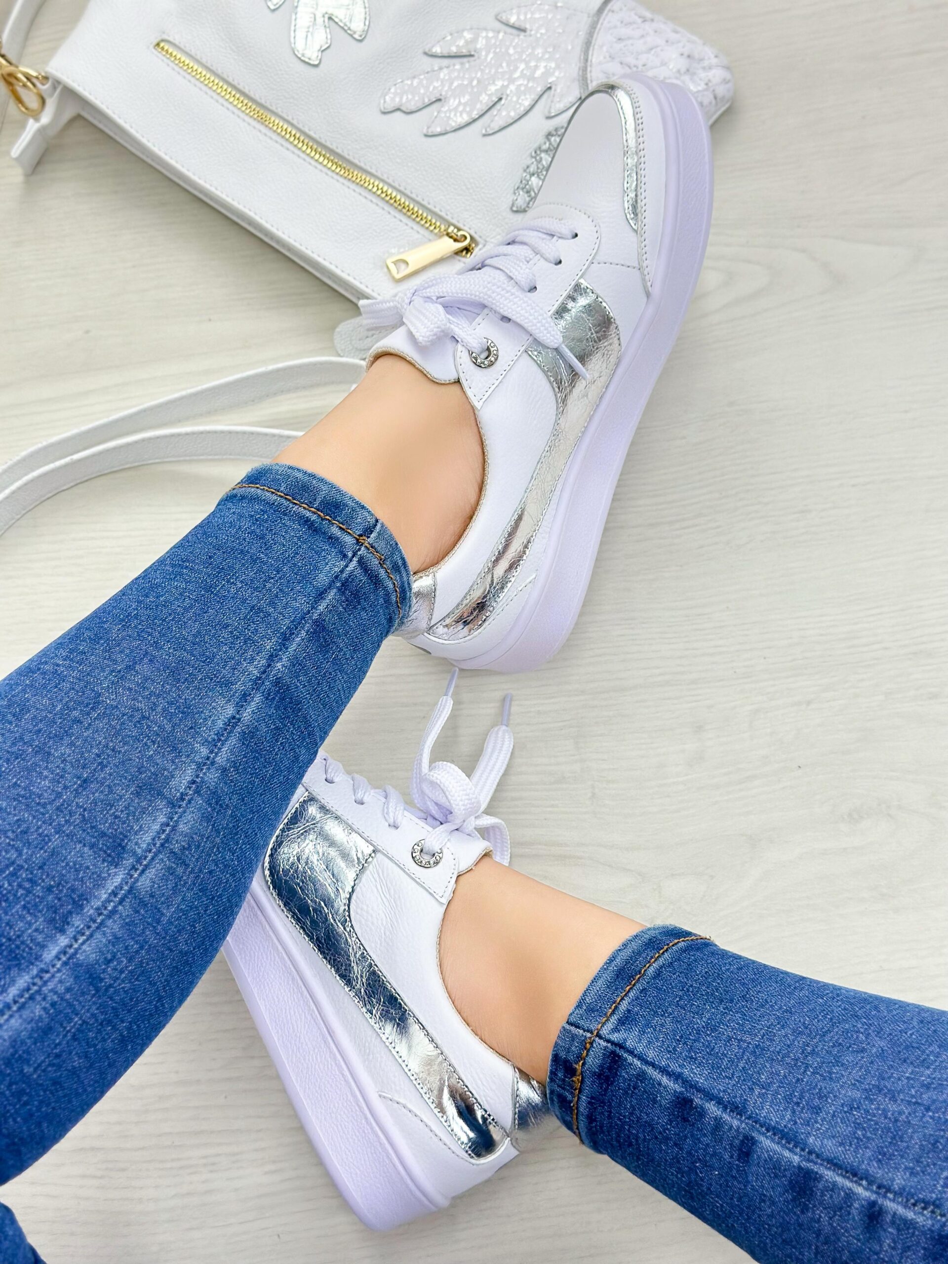 Tenis Pompon Blanco x Plateado (TR-230) Elegancia y Confort