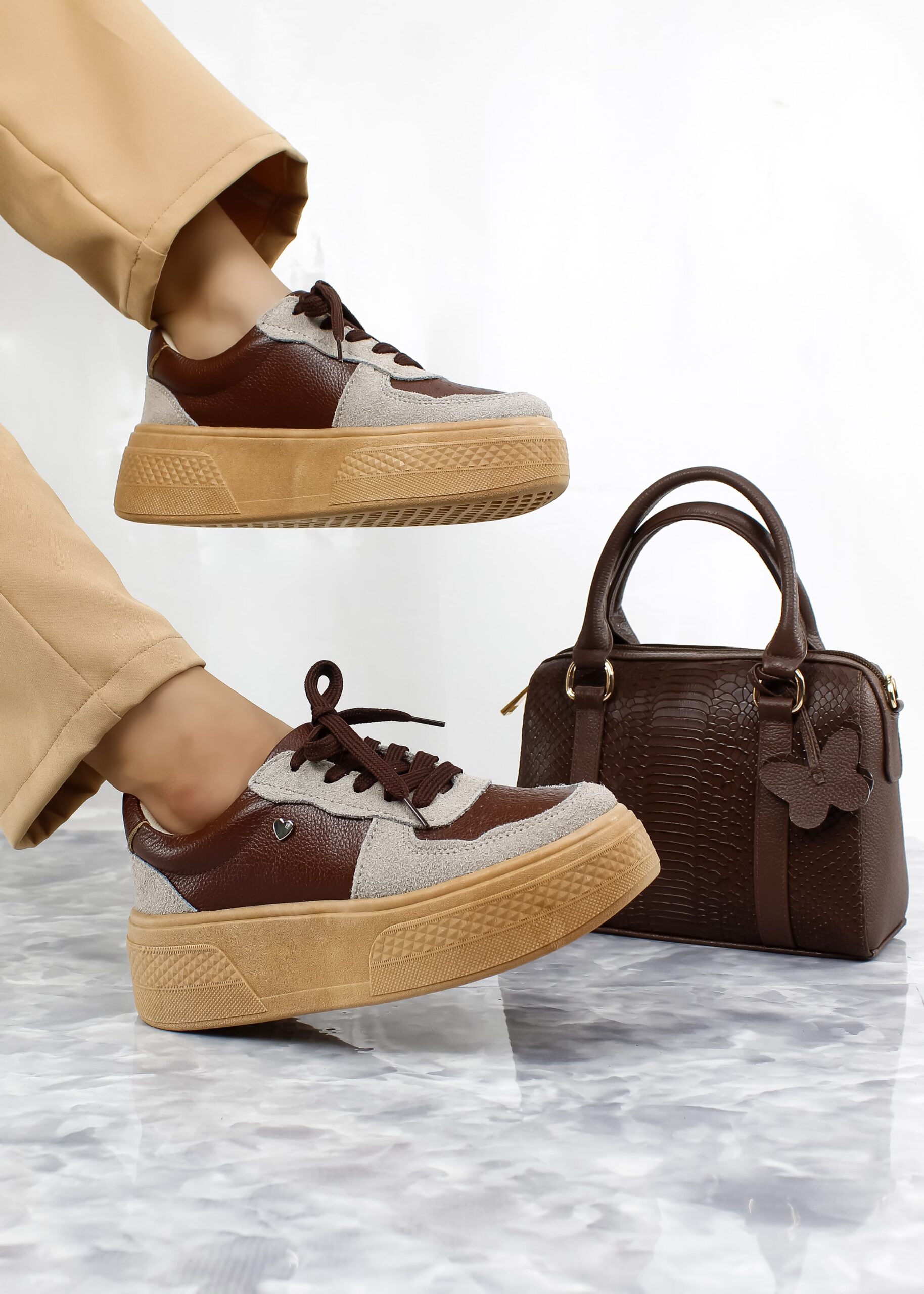 Tenis Lola Café x Carnaza (721) x Dorado Elegancia y Confort